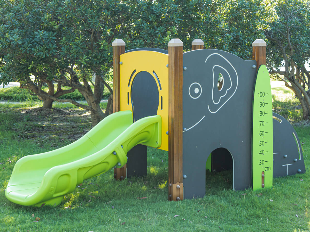 Spielanlage “Elefant” mit Rutsche, Treppe und Messlatte