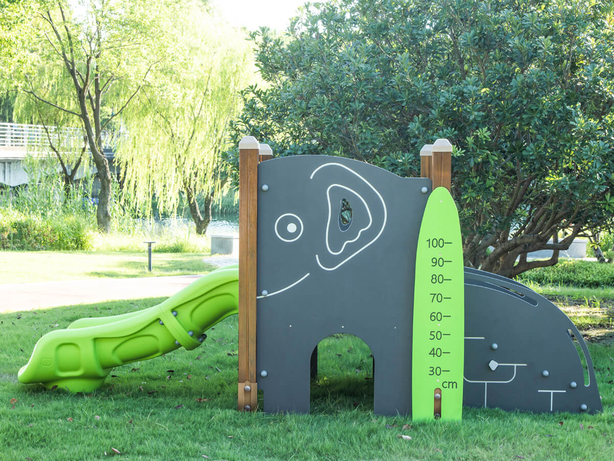 Spielanlage “Elefant” mit Rutsche, Treppe und Messlatte